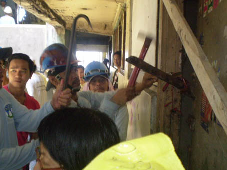 Larawan: Mga maralitang residente sa tenement sa Tondo puwersahang ...